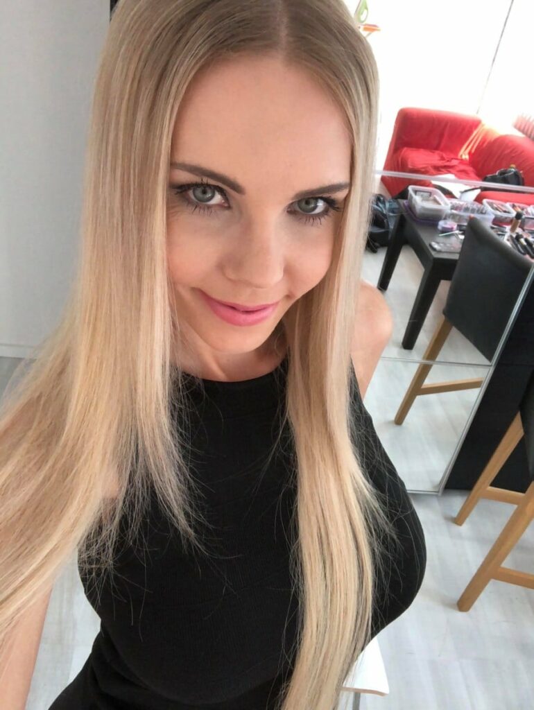 Carré Rose : Interview avec Florane Russell - Eklecty-City